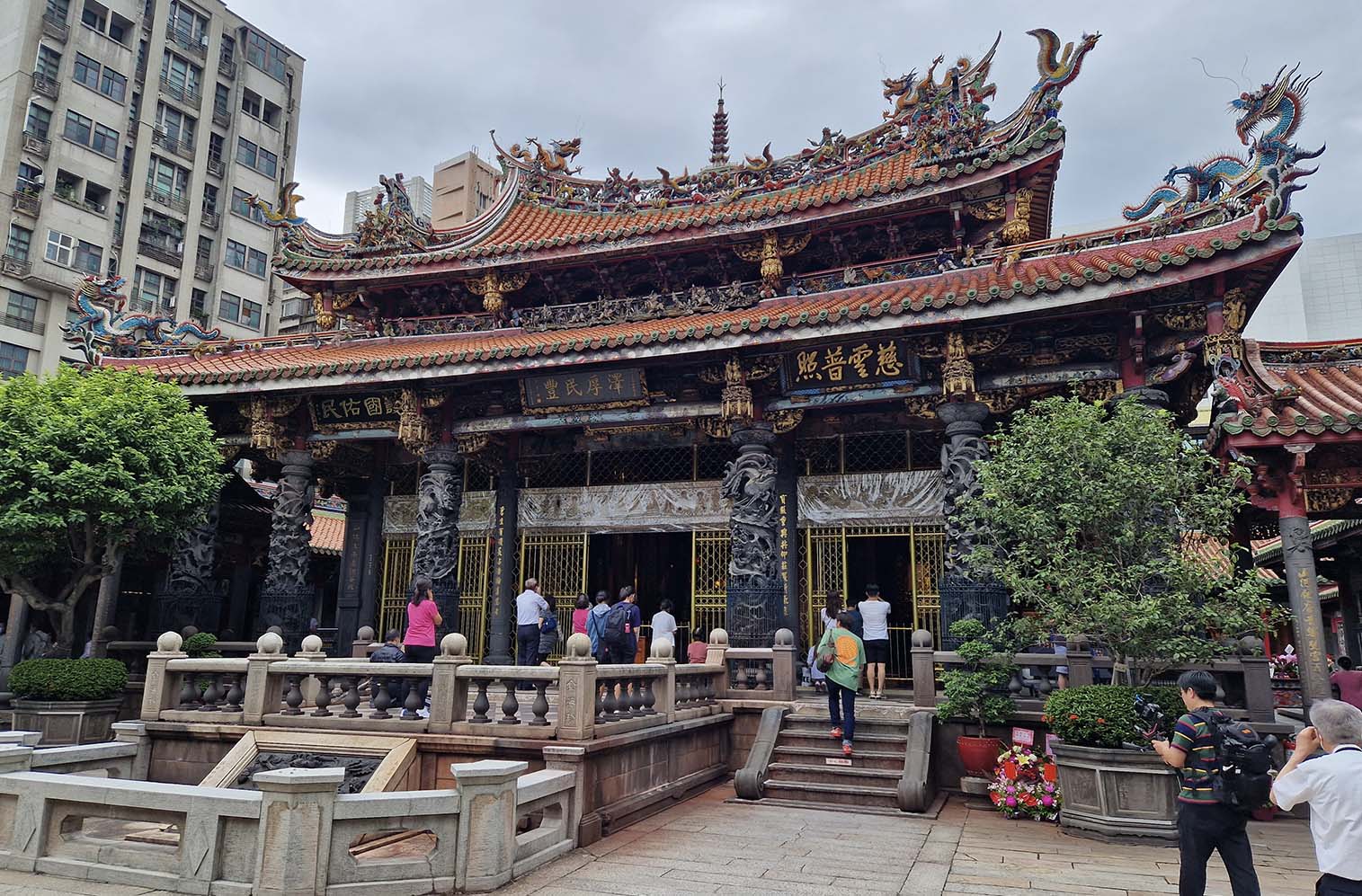 Longshan Temple, cunoscut și sub numele de Temple of the Dragon Mountain